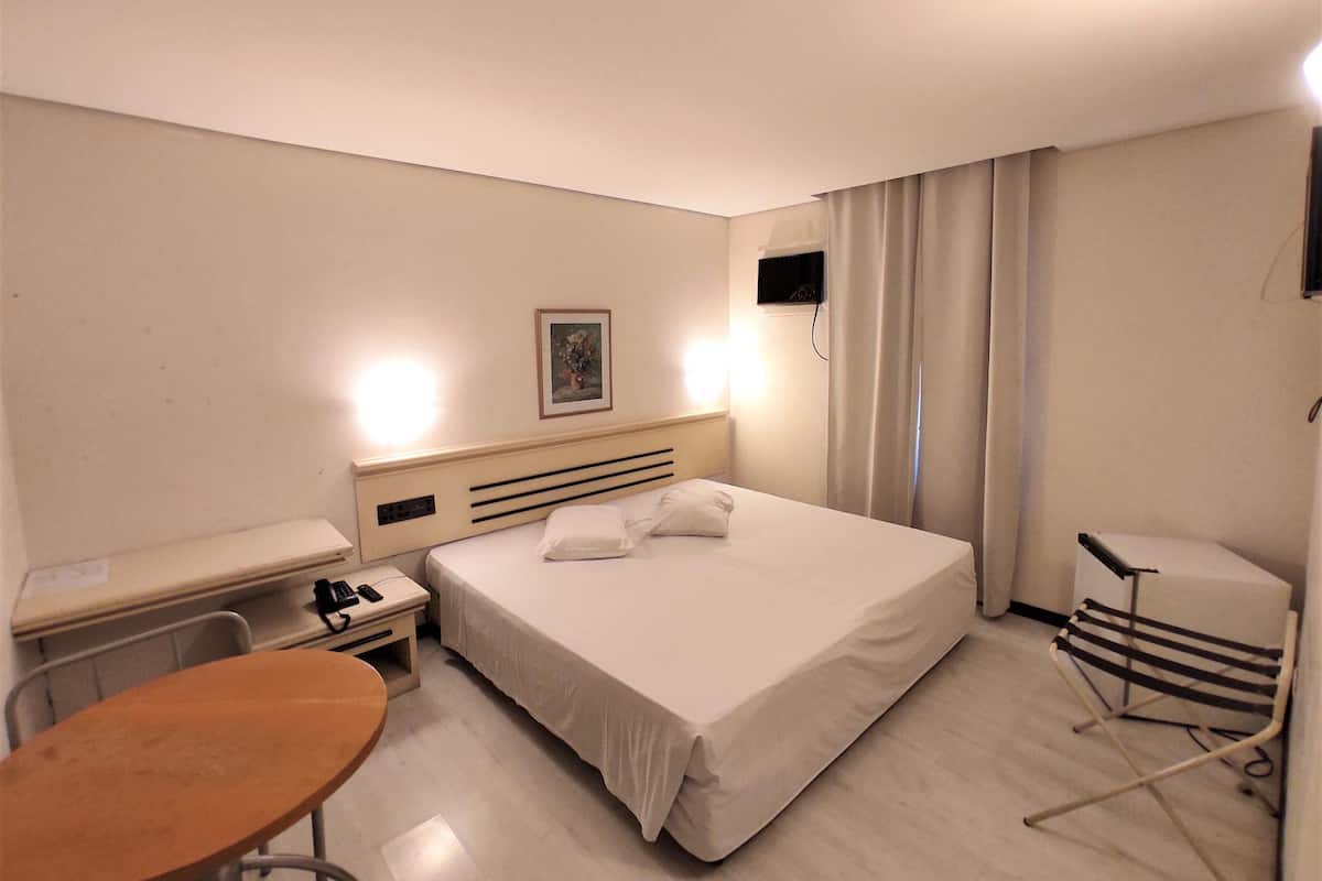 Cofre no quarto, secretária, Wi-fi grátis, roupa de cama fornecida