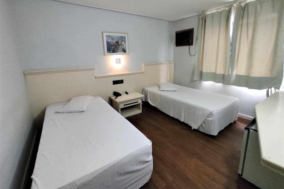 Cofre no quarto, secretária, Wi-fi grátis, roupa de cama fornecida