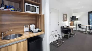 Frigobar, cofres nos quartos, escrivaninha, quartos à prova de som