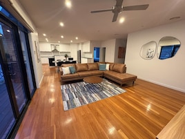 Apartamento, 3 quartos | Sala de estar | Smart TV de 50 polegadas com canais digitais, televisor