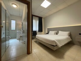 Edredões de penas, minibar, cofre no quarto, cortinas/cortinados opacos 