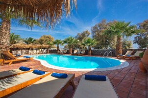 Quarto Quádruplo Familiar | Piscina | Piscina exterior, guarda-sóis, espreguiçadeiras