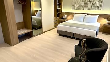 Quarto Deluxe, Vista para a cidade | Sala de estar | TV plasma