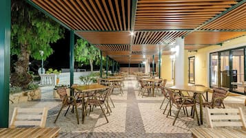 Este bar com transmissão de jogos em direto