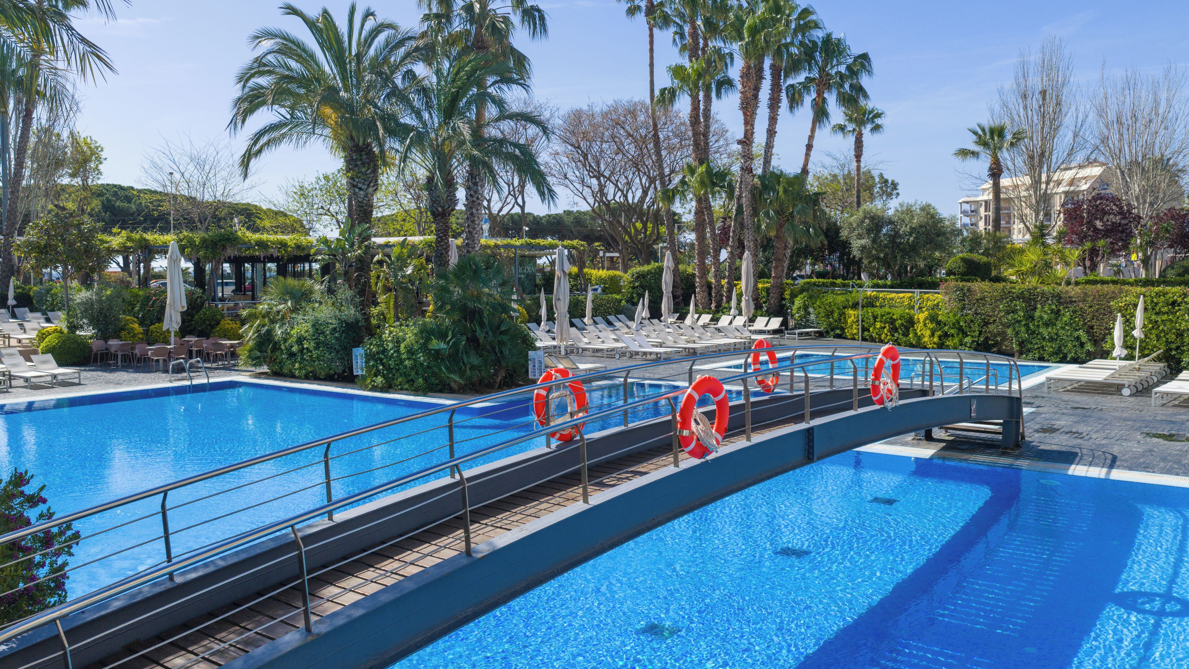 Piscina interior, piscina exterior, guarda-sóis, espreguiçadeiras 