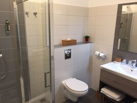 Quarto quádruplo | Banheiro | Chuveiro, chuveiro com efeito de chuva, produtos de toalete grátis