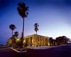 Fachada da propriedade à noite