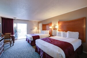 Quarto casal standard, 2 camas Queen, sacada, vista para a piscina | Escrivaninha, Wi-Fi de cortesia, roupa de cama