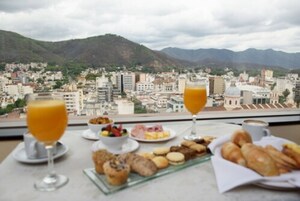 Suíte júnior | Roupas de cama premium, camas Tempur-Pedic, frigobar, cofres nos quartos