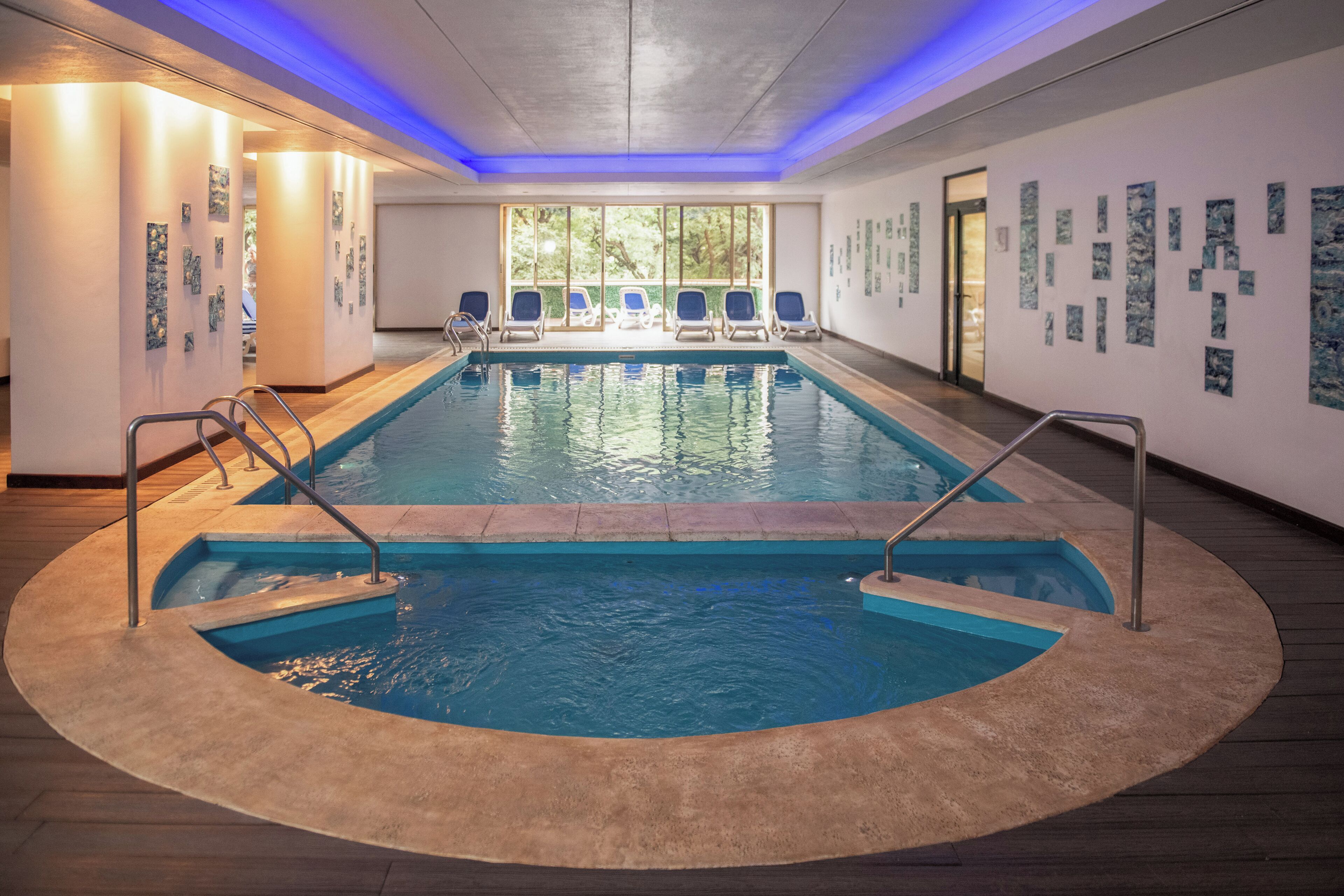 Piscina interna, espreguiçadeiras