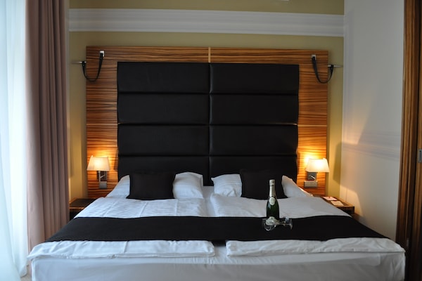 1 quarto, roupas de cama antialérgicas, frigobar, cofres nos quartos