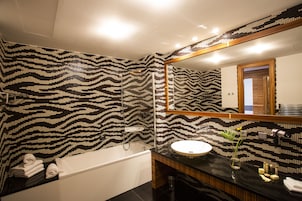 Apartamento | Banheiro | Produtos de toalete grátis, secador de cabelo, toalhas de banho 