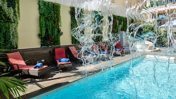 Piscina externa, funciona das 10h às 20h, guarda-sóis, espreguiçadeiras