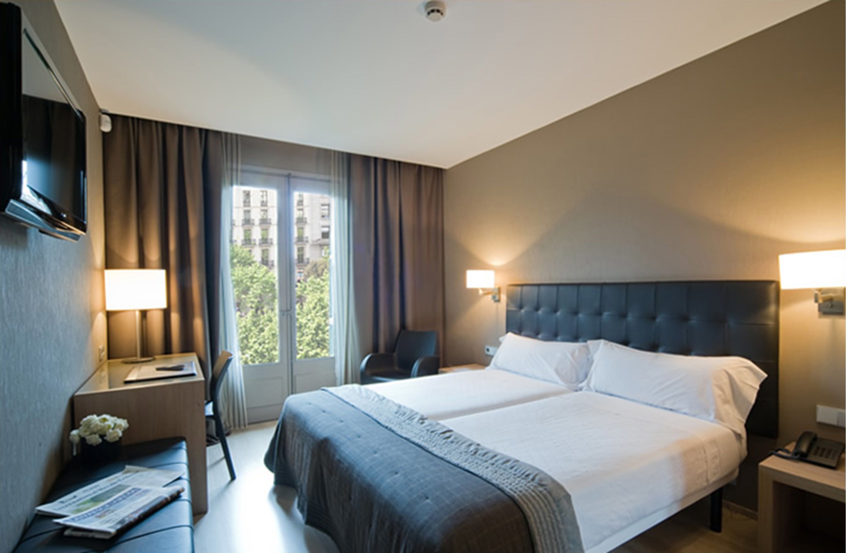 Minibar, cofre no quarto, secretária, quartos insonorizados 