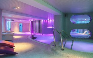 Sauna seca, banheira de hidromassagem, sauna a vapor