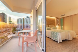 Quarto casal de uso individual, terraço, vista para a piscina | Frigobar, escrivaninha, cortinas blackout, quartos à prova de som