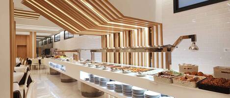 Café da manhã, almoço e jantar; culinária internacional