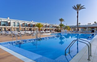 Piscina exterior, guarda-sóis, espreguiçadeiras 