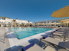 Piscina exterior, guarda-sóis, espreguiçadeiras 