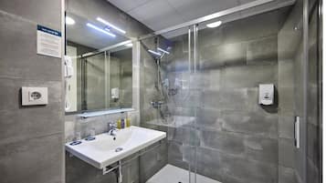 Produtos de toalete grátis, secador de cabelo, toalhas de banho
