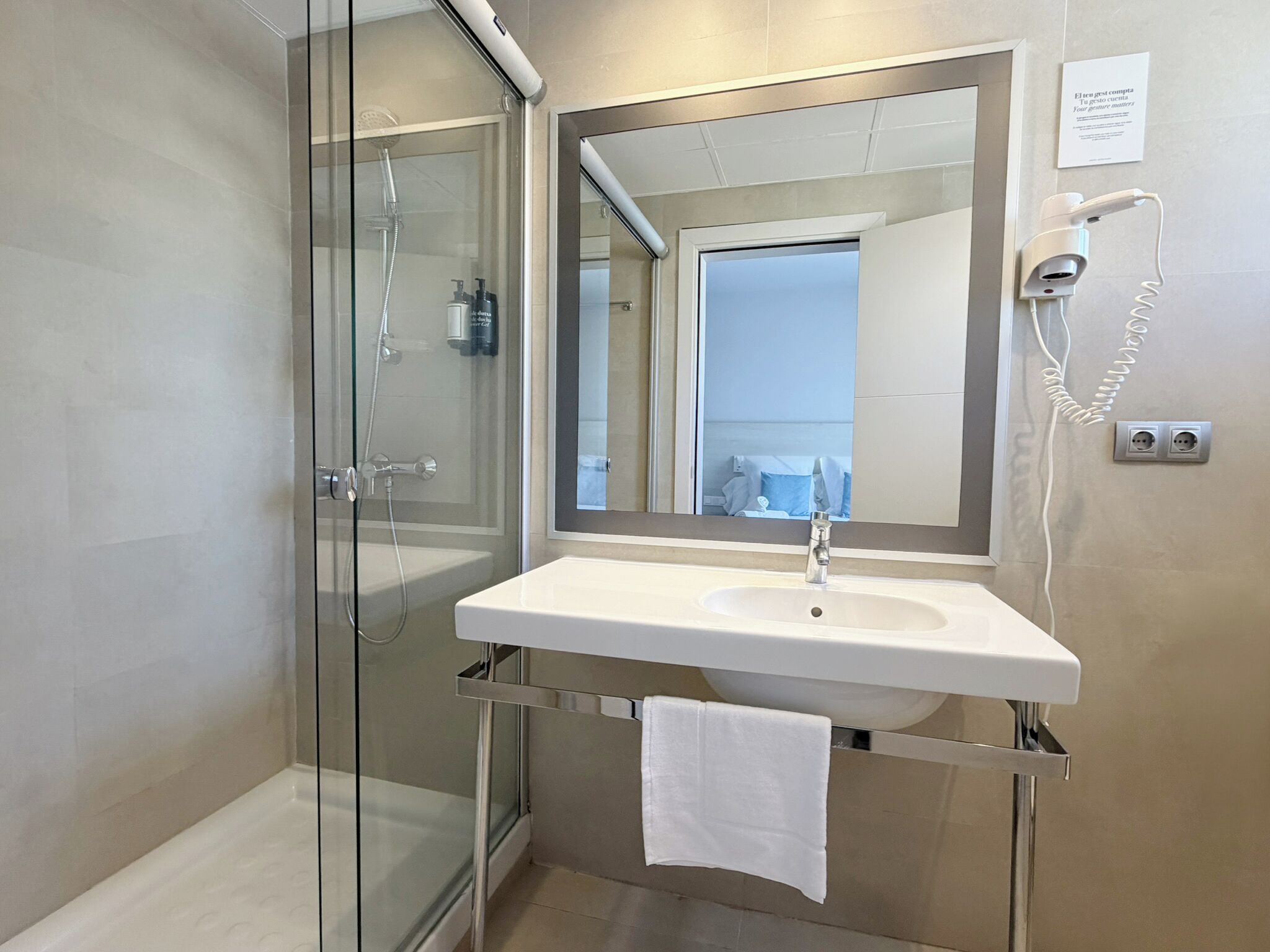Quarto casal conforto, 1 quarto, sacada, vista para o mar | Banheiro | Secador de cabelo, toalhas de banho