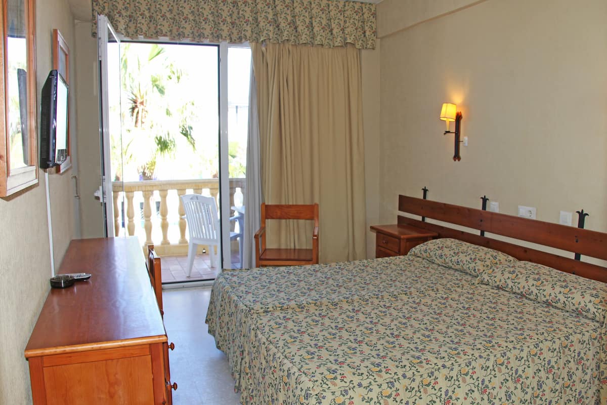 Cofres nos quartos, escrivaninha, berços grátis