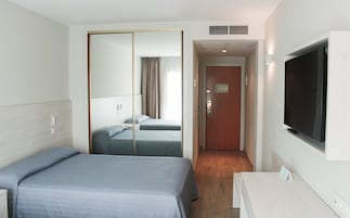 Cofres nos quartos, escrivaninha, cortinas blackout, berços (sobretaxa)