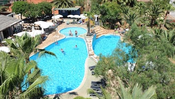 Piscina exterior sazonal, espreguiçadeiras