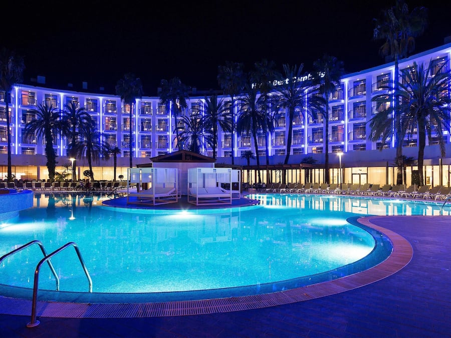 Piscina exterior, guarda-sóis, espreguiçadeiras