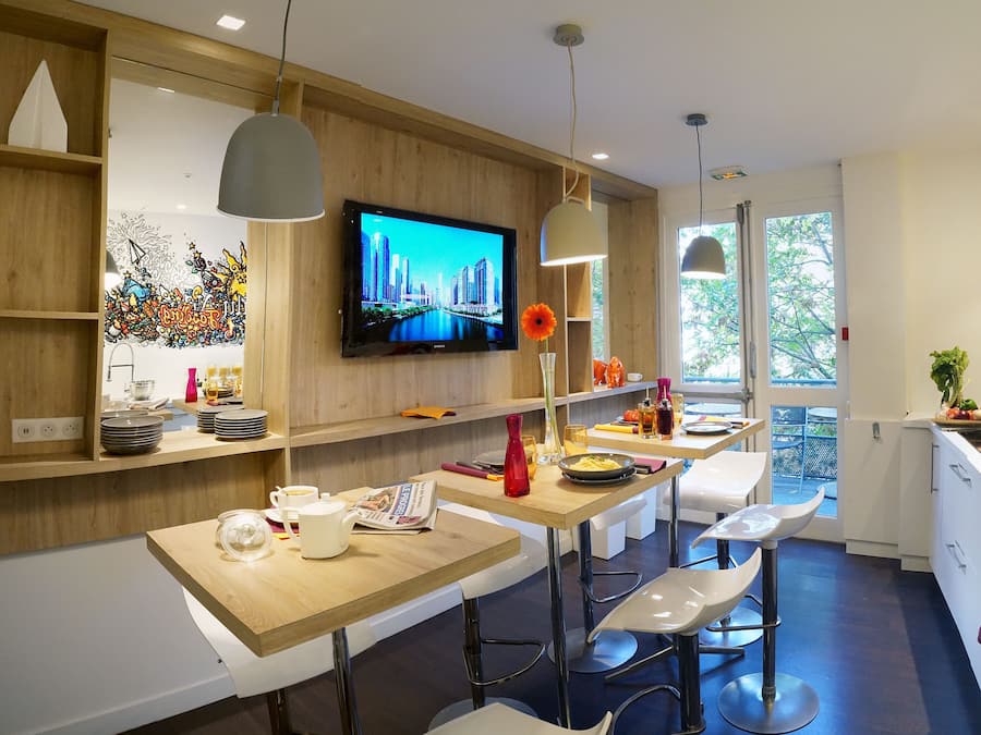 Um frigorífico, um micro-ondas, um forno, uma placa de cozinha