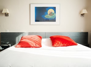 Camas de colchão pillowtop, cofre no quarto, secretária 
