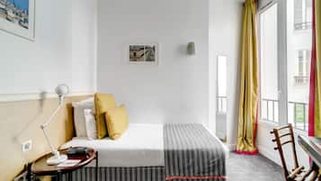 Quarto Individual Standard | Minibar, cofre no quarto, secretária, cortinas/cortinados opacos