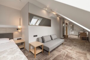 Renovated DBL or Twin rooms | Escrivaninha, quartos à prova de som, Wi-Fi de cortesia, roupa de cama