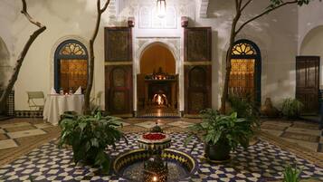 Almoços e jantares servidos, incluindo cozinha marroquina