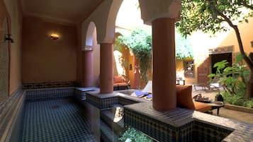 Piscina exterior sazonal, da(s) 10:00 à(s) 18:00, guarda-sóis