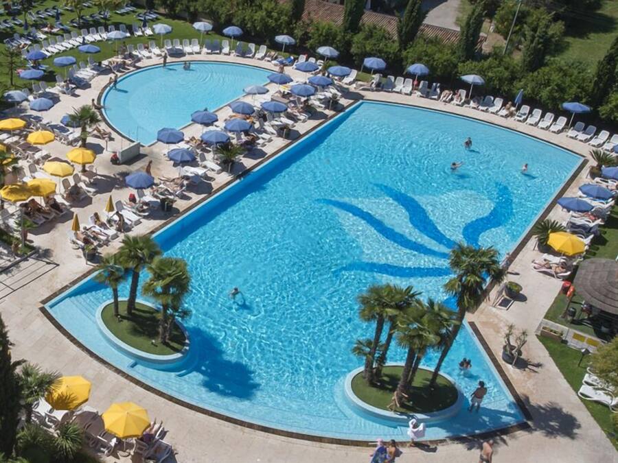 Piscina interna, piscina externa, espreguiçadeiras