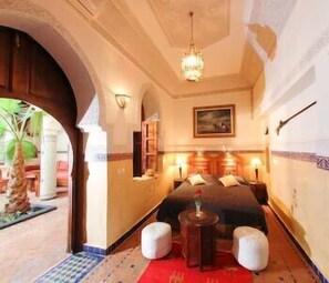 Camas de colchão pillowtop, cofre no quarto, quartos insonorizados