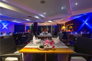 2 restaurantes: servem pequenos-almoços, almoços e jantares