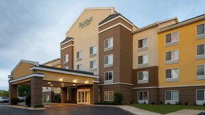 Hotel Fairfield by Marriott com design moderno, apresentando entrada central coberta, vários andares e telhado plano.