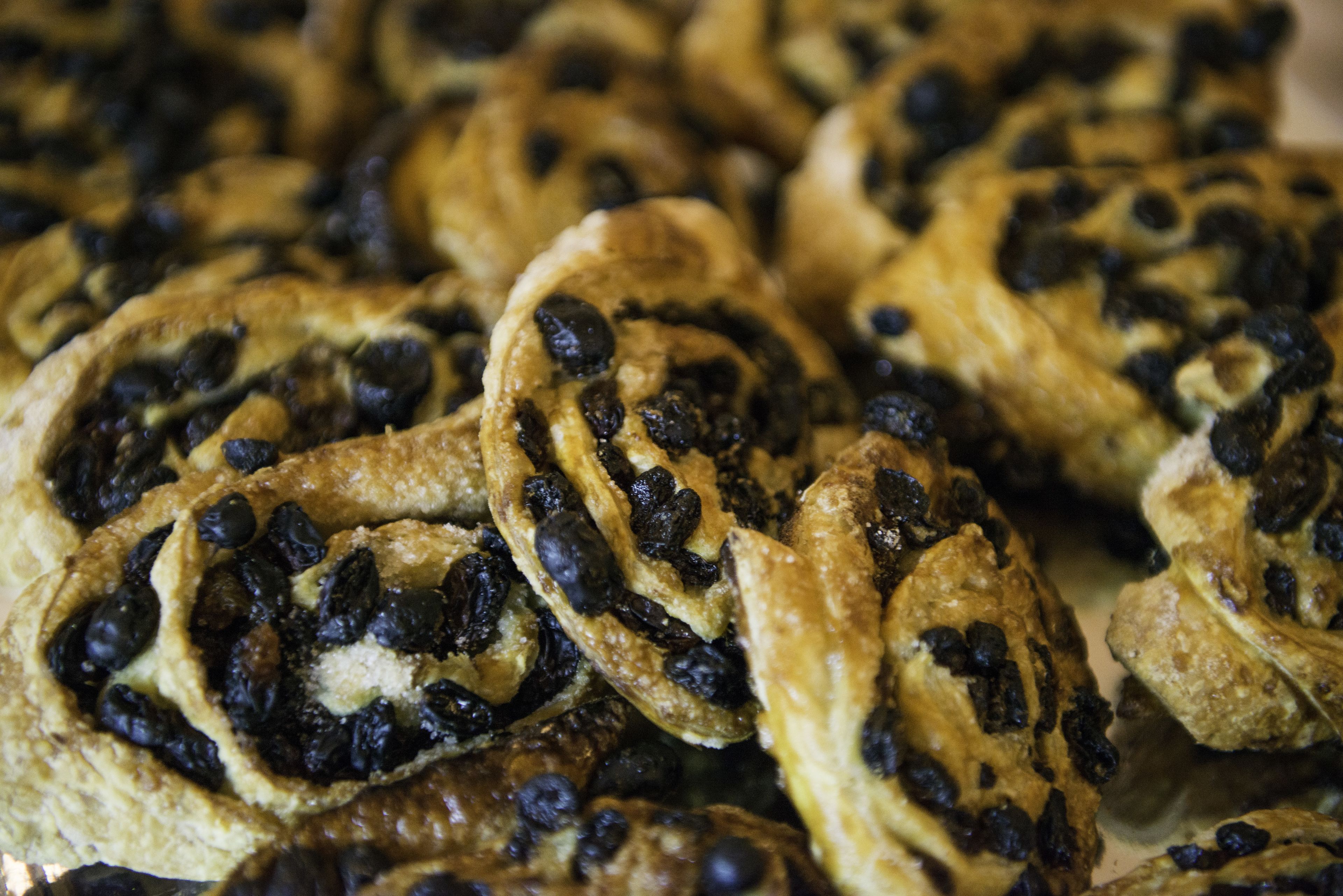 Um close-up de cinnamon rolls com passas.