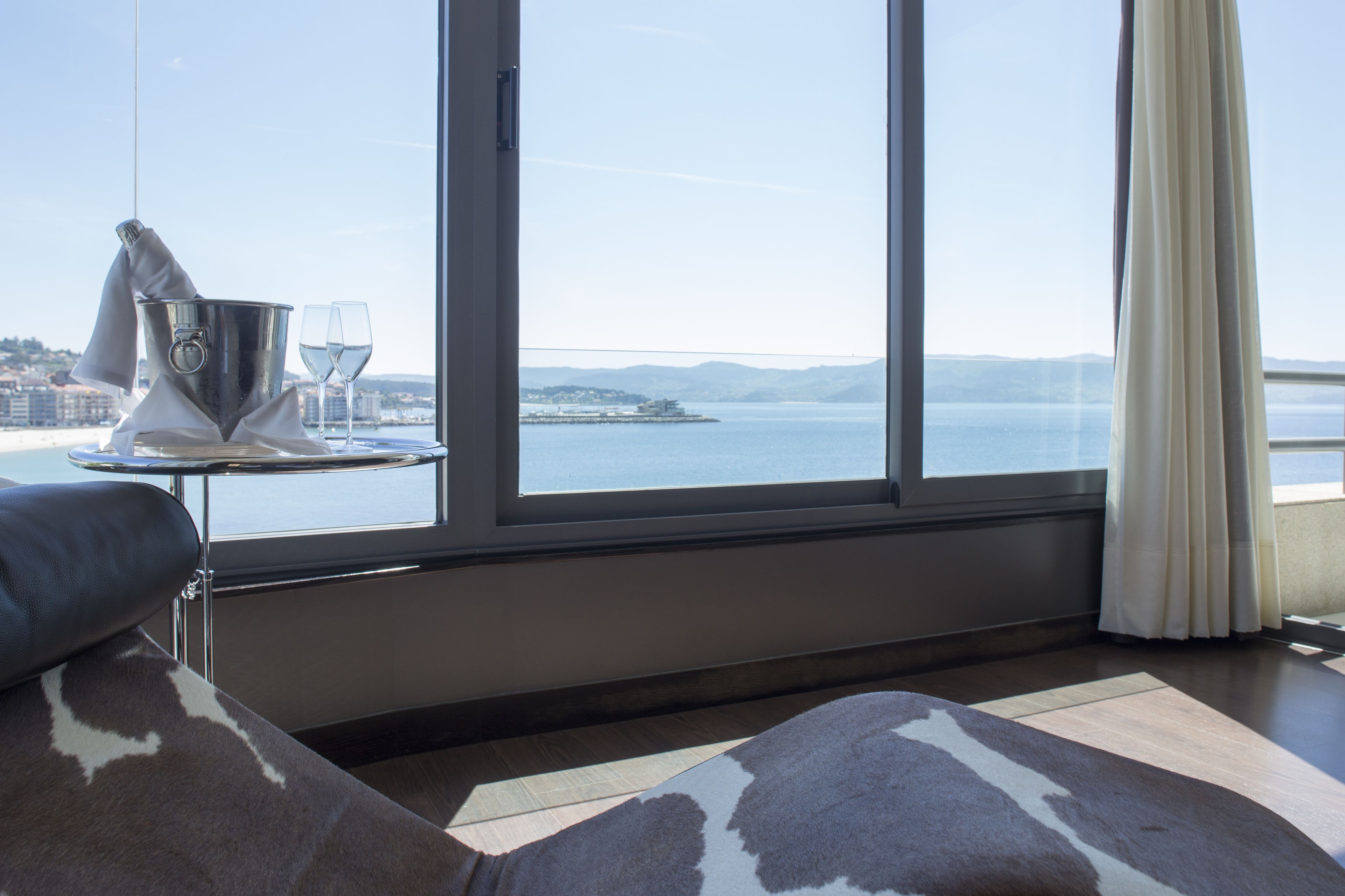 Suite Deluxe, vista para o mar | Roupa de alta qualidade, minibar, cofre no quarto, secretária 