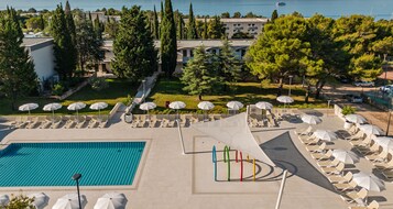 Piscina externa, funciona das 8h às 19h, guarda-sóis, espreguiçadeiras