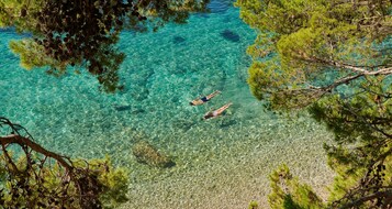 Perto da praia, praia de areia branca, voleibol de praia 