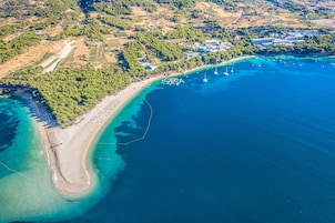 Perto da praia, areia branca, prática de vôlei de praia