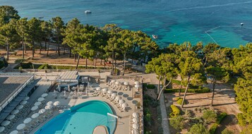 Piscina interior, piscina exterior, guarda-sóis, espreguiçadeiras 