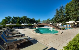 Piscina externa sazonal, guarda-sóis, espreguiçadeiras