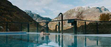 Piscina interior, 2 piscinas exteriores, espreguiçadeiras