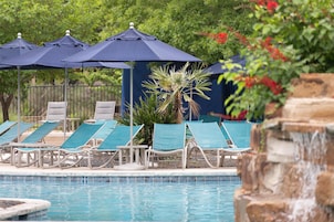 3 piscinas externas, barracas, guarda-sóis