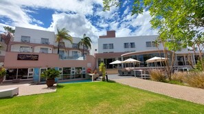 Um hotel com piscina, área de estar externa e spa.