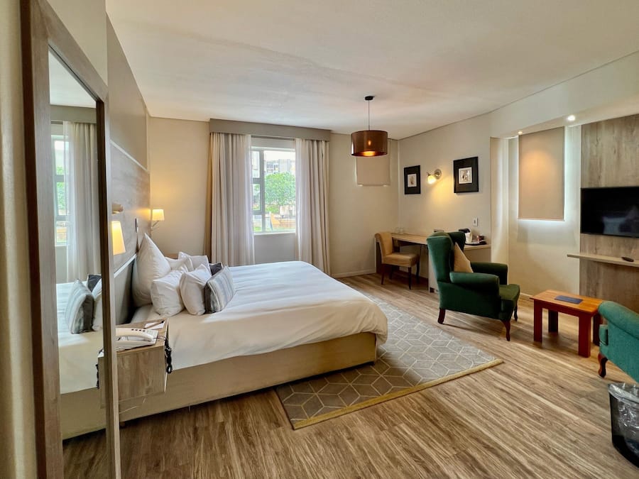 Quarto, 1 cama King | Roupas de cama premium, frigobar, cofres nos quartos, escrivaninha